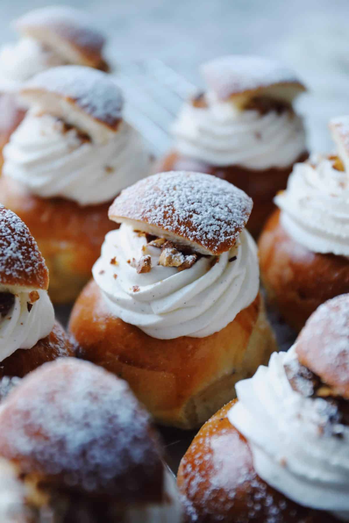 Fastelavnsboller med vaniljecreme - Hjemmebagte fastelavnsboller