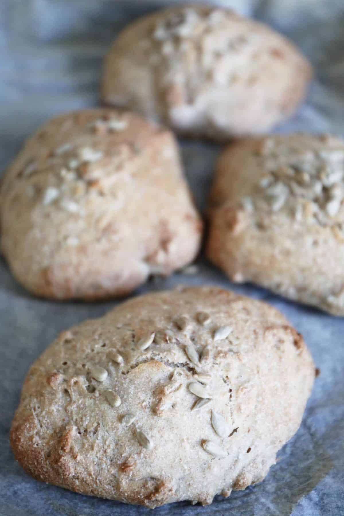 Nemme æltefrie boller med grahamsmel og solsikkekerner