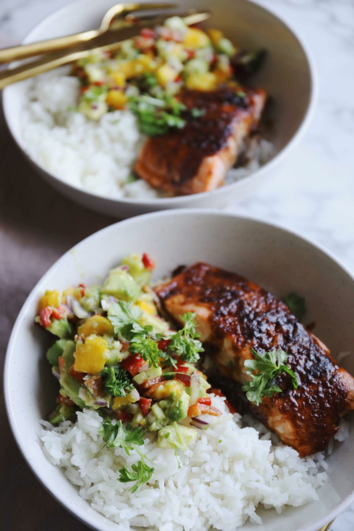 Bagt laks med mangosalsa og ris - Opskrift på bagt laks med mangosalsa ...