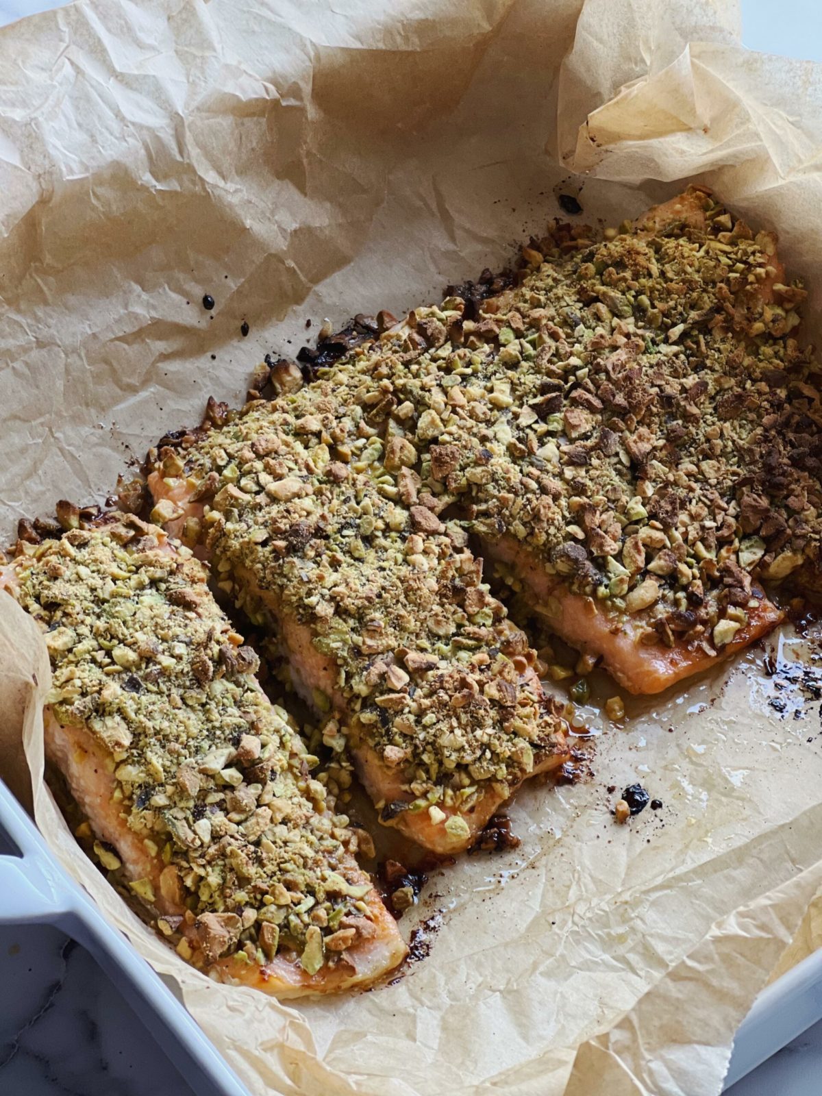 Bagt laks med pistacie - Opskrift på laks bagt med hakkede pistaciekerner