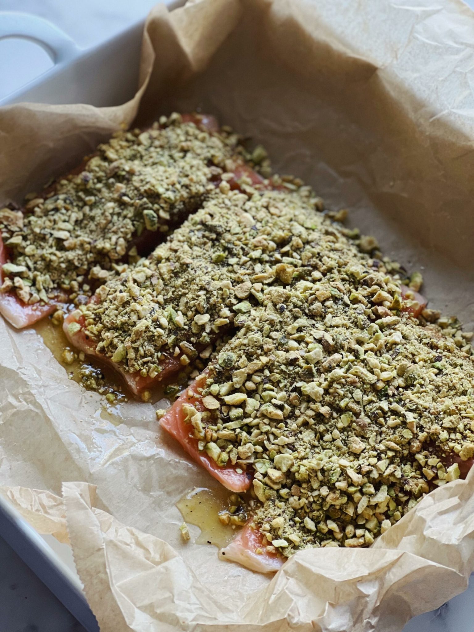 Bagt laks med pistacie - Opskrift på laks bagt med hakkede pistaciekerner Bagt laks med pistacie - Opskrift på laks bagt med hakkede pistaciekerner