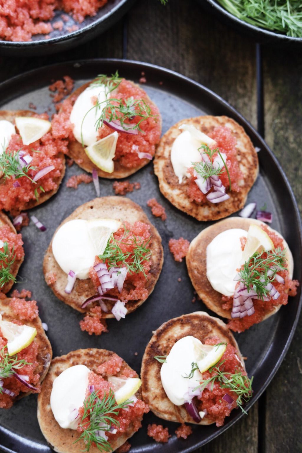 Blinis med stenbiderrogn - Perfekt med hjemmelavet blinis til nytår