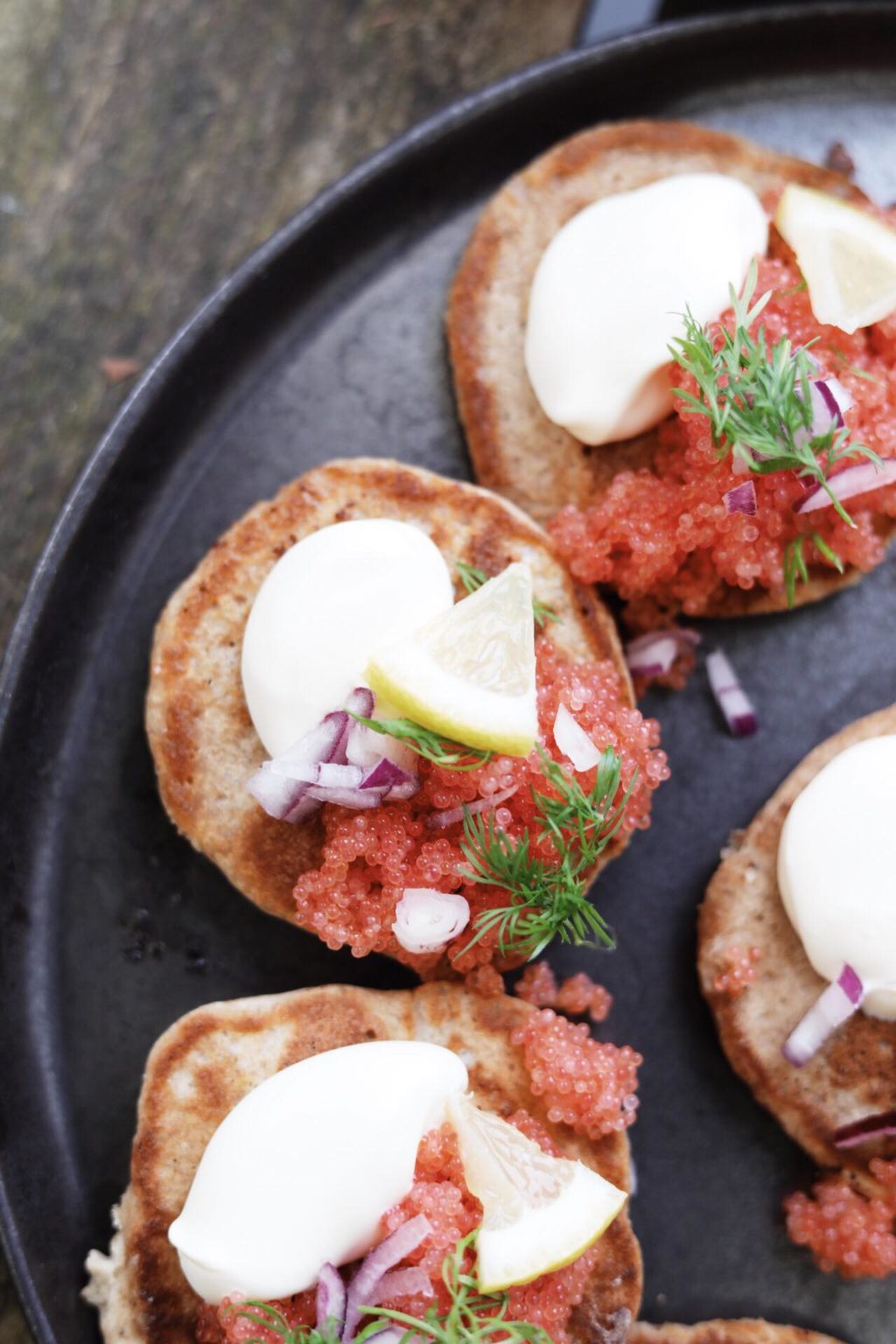 Blinis med stenbiderrogn - Perfekt med hjemmelavet blinis til nytår