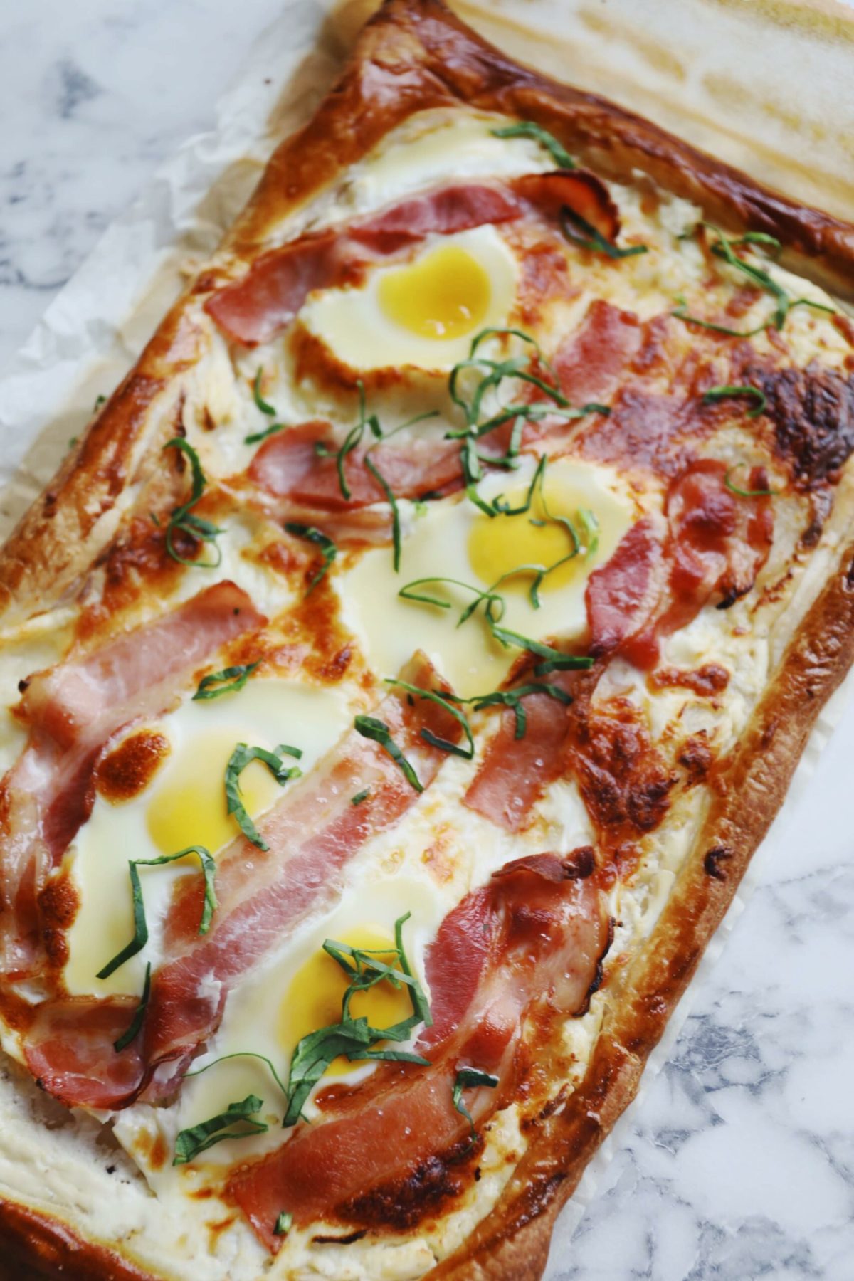 Butterdejstærte med æg og bacon - Æg og bacon til brunch
