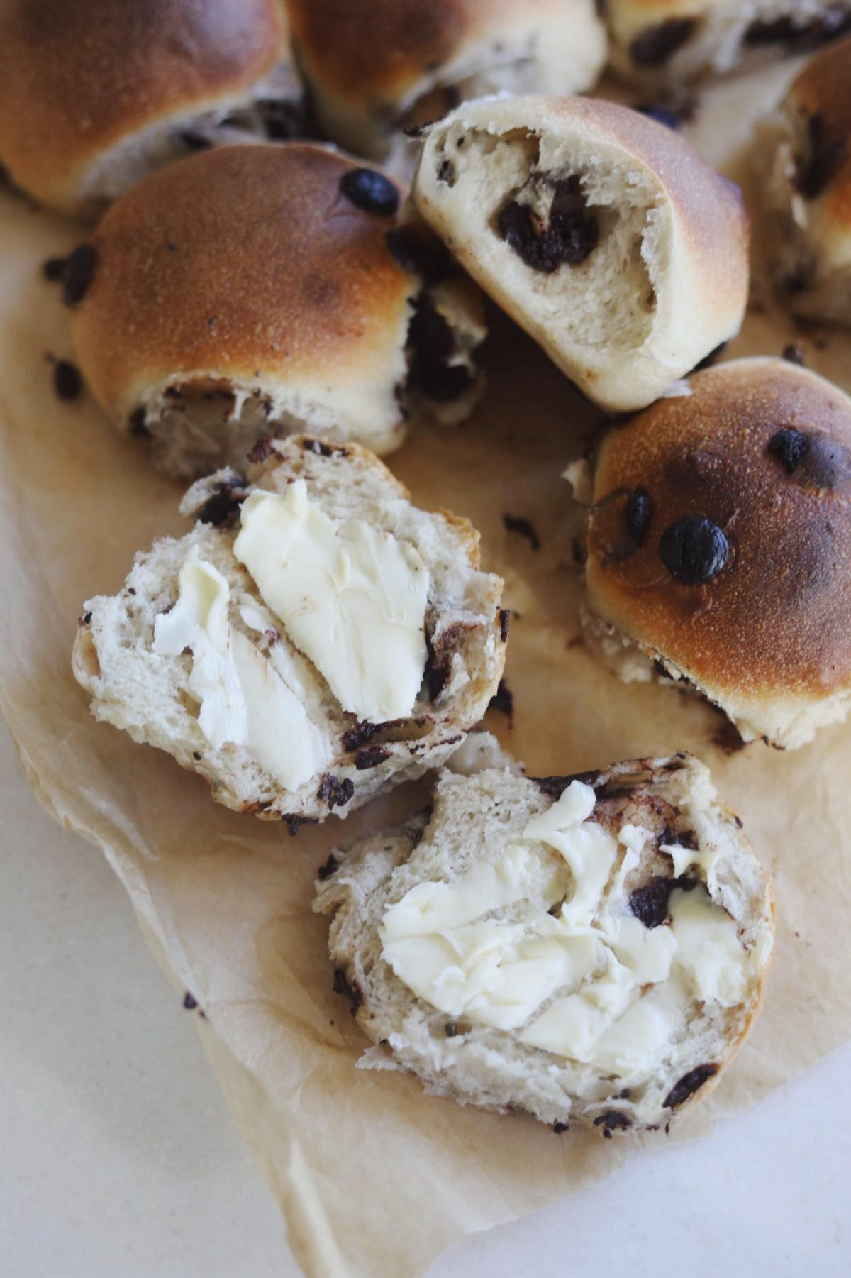 Surdejsboller - Opskrift på de BEDSTE sprøde surdejsboller