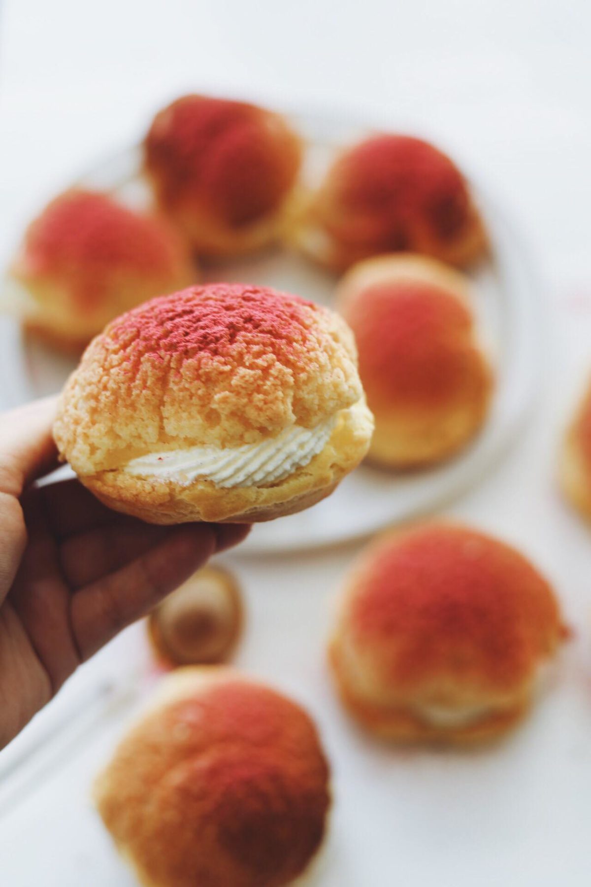 Choux au craquelin med hindbærsyltetøj og flødeskum