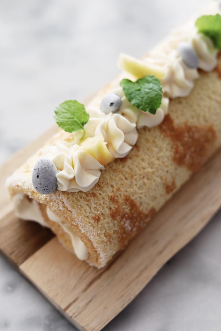 Citronroulade med hvid chokoladecreme og ananas - Opskrift på lækker ...