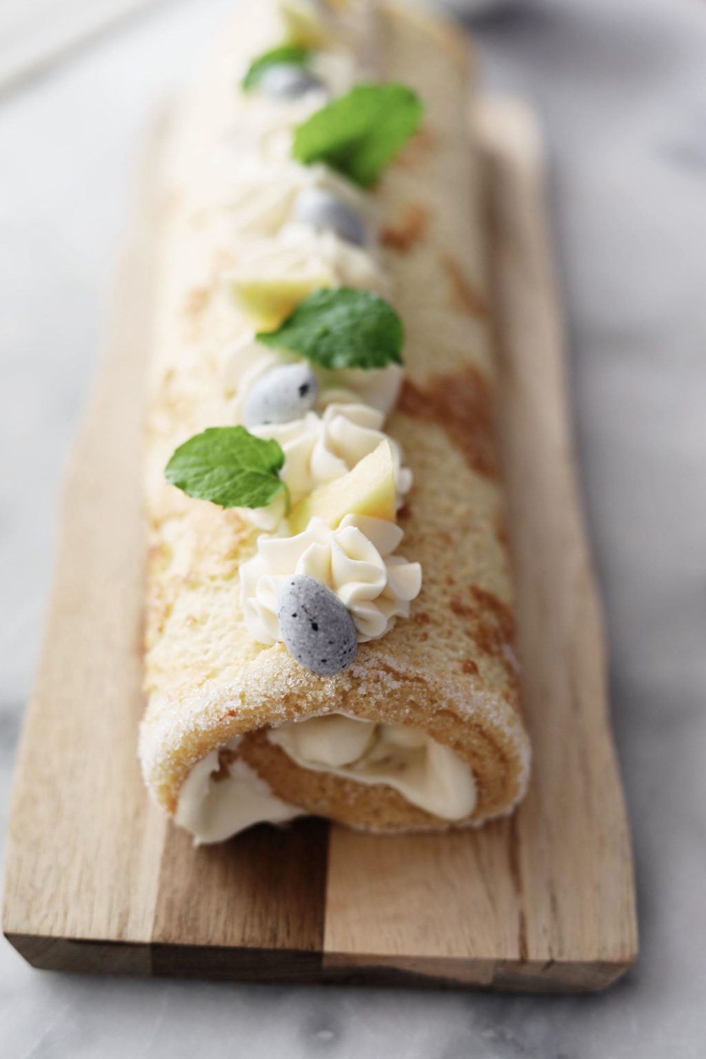 Citronroulade med hvid chokoladecreme og ananas - Opskrift på lækker ...