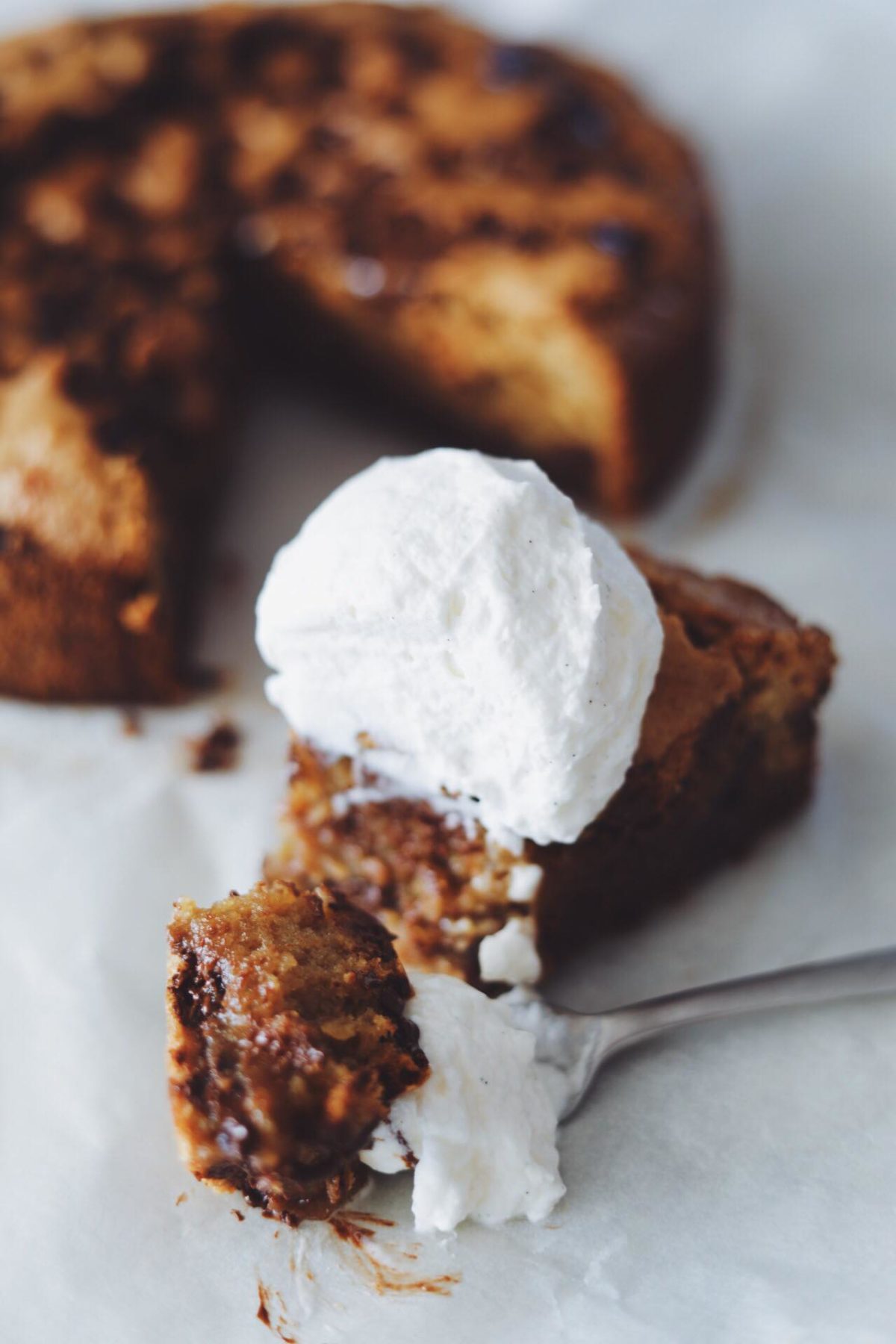 Cookie kladdkaka - lækker opkrift på chocolate chip cookies kage