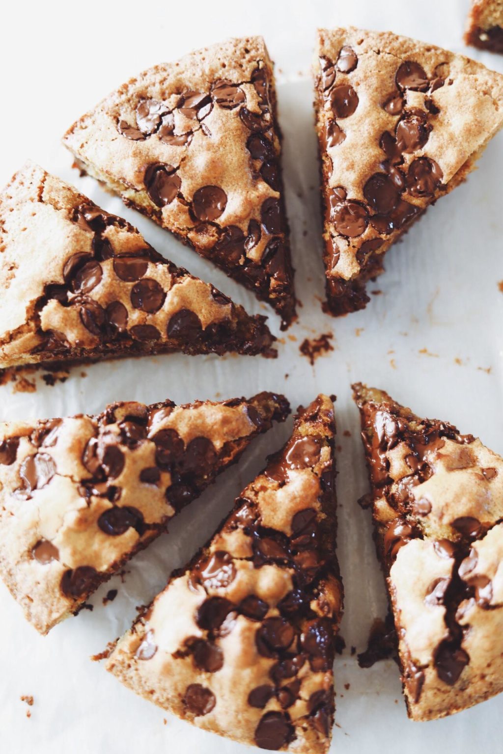 Cookie kladdkaka - lækker opkrift på chocolate chip cookies kage