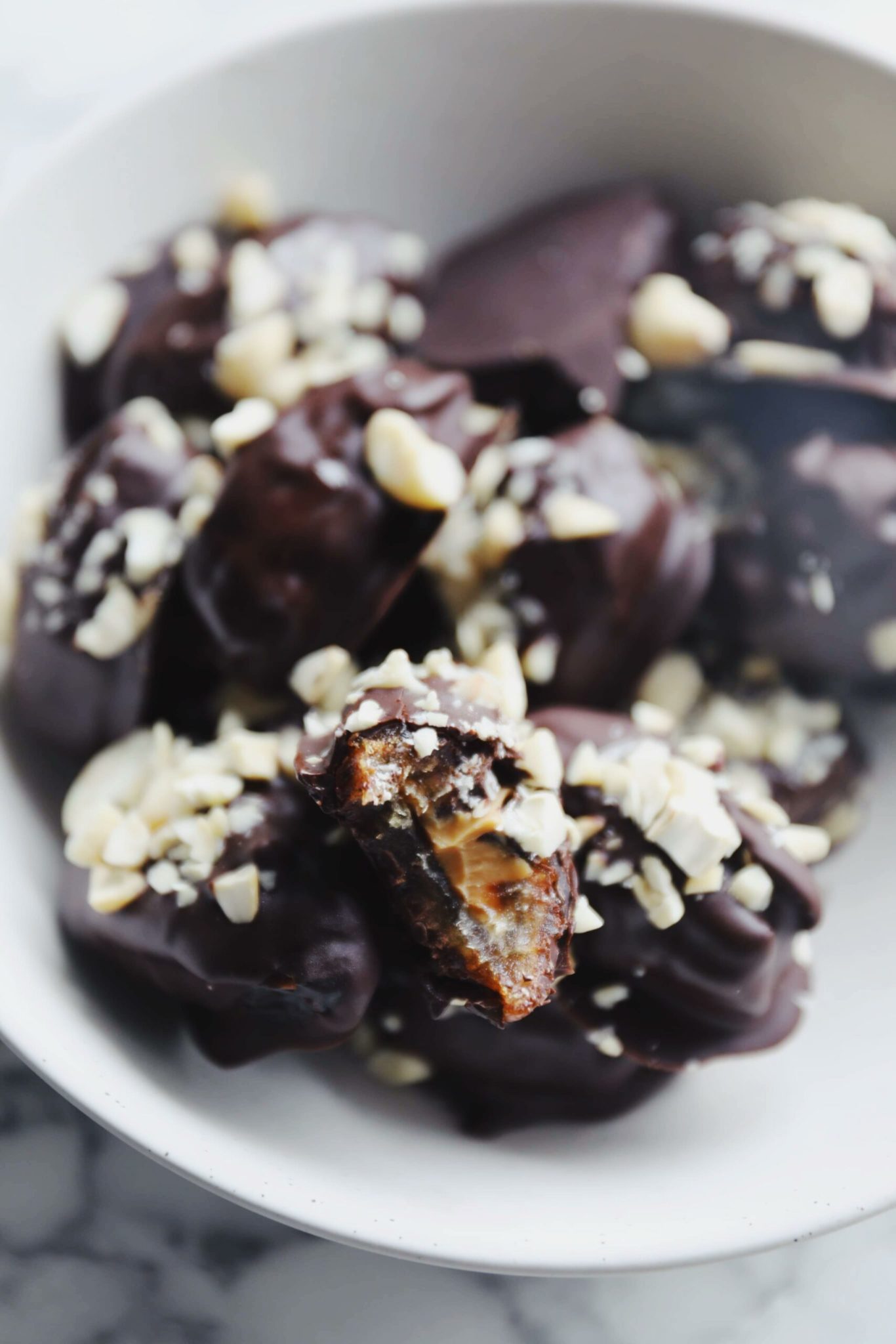 Dadler med peanutbutter og chokolade - Opskrift på dadelsnack