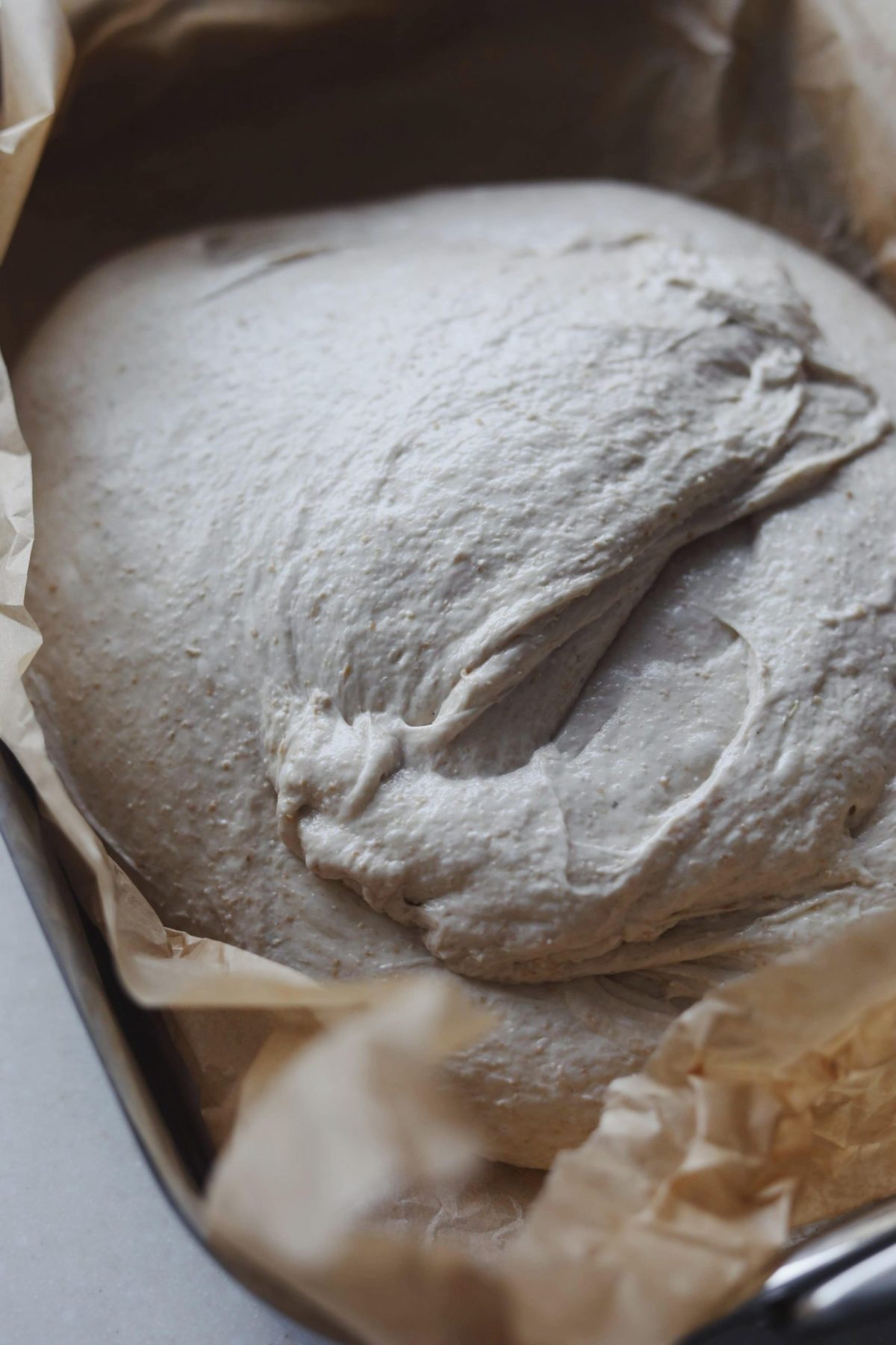 Focaccia med surdej - Opskrift på surdejsfocaccia brød med store lufthuller