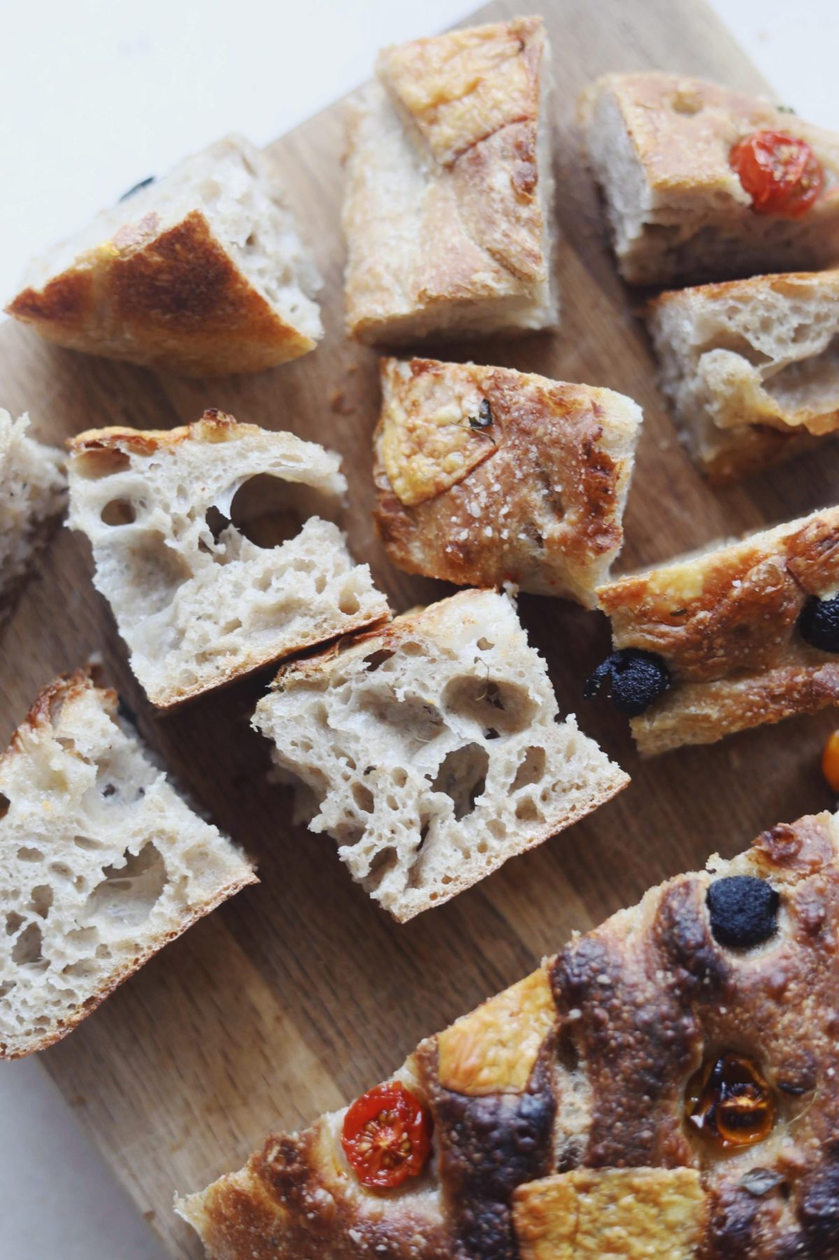 Focaccia med surdej - Opskrift på surdejsfocaccia brød med store lufthuller