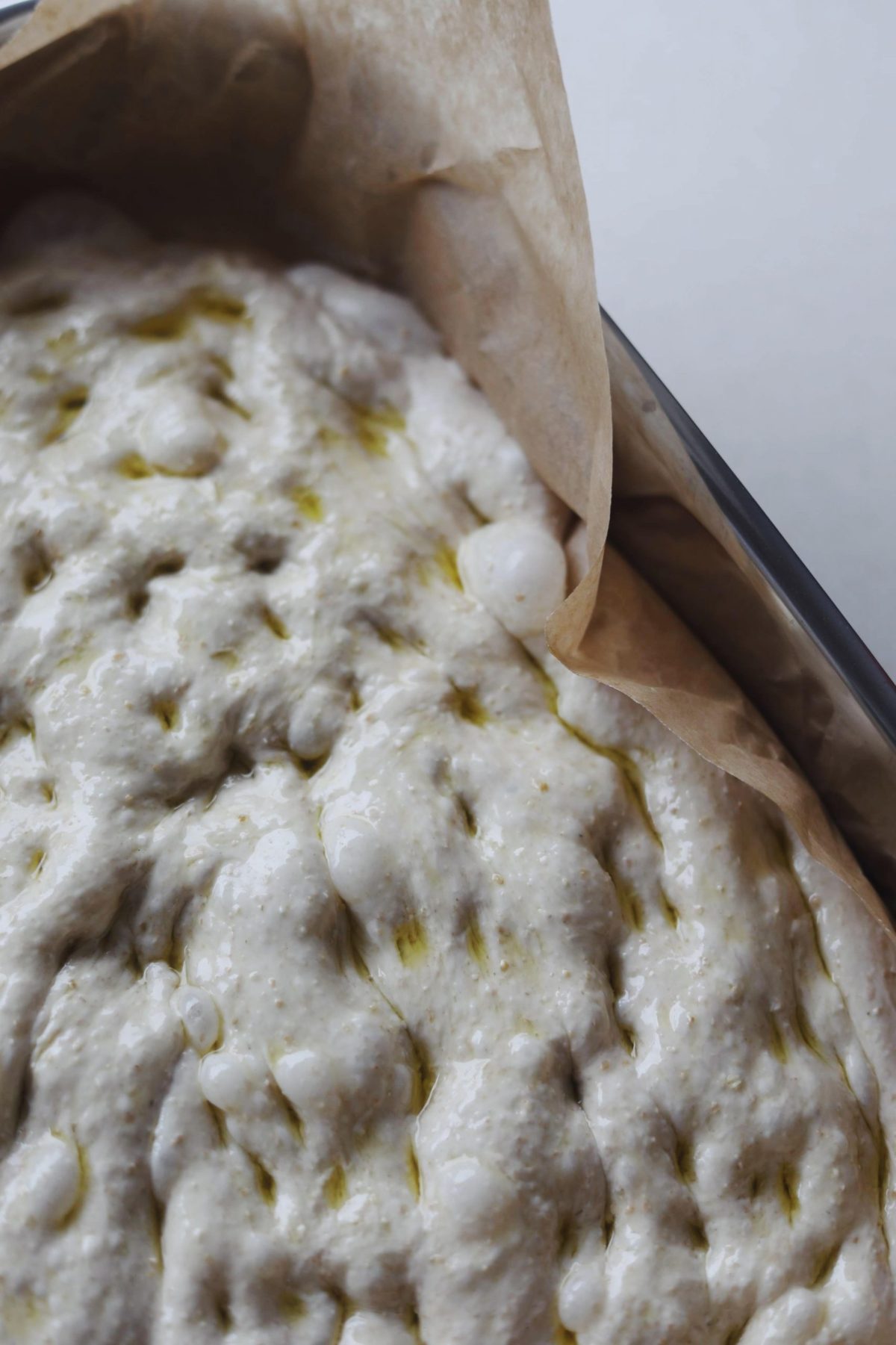 Focaccia med surdej - Opskrift på surdejsfocaccia brød med store lufthuller