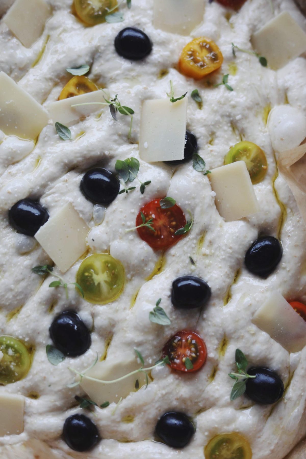 Focaccia med surdej - Opskrift på surdejsfocaccia brød med store lufthuller