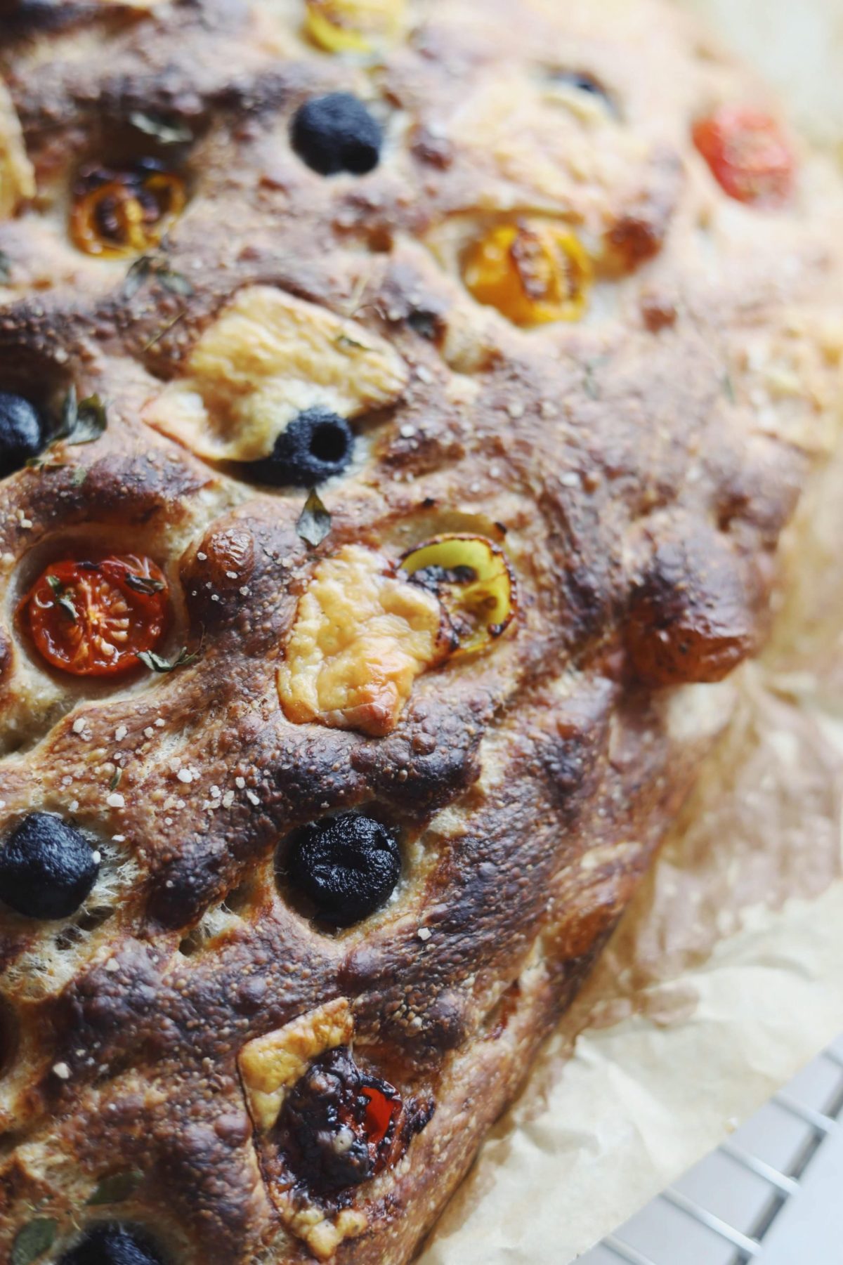 Focaccia med surdej - Opskrift på surdejsfocaccia brød med store lufthuller