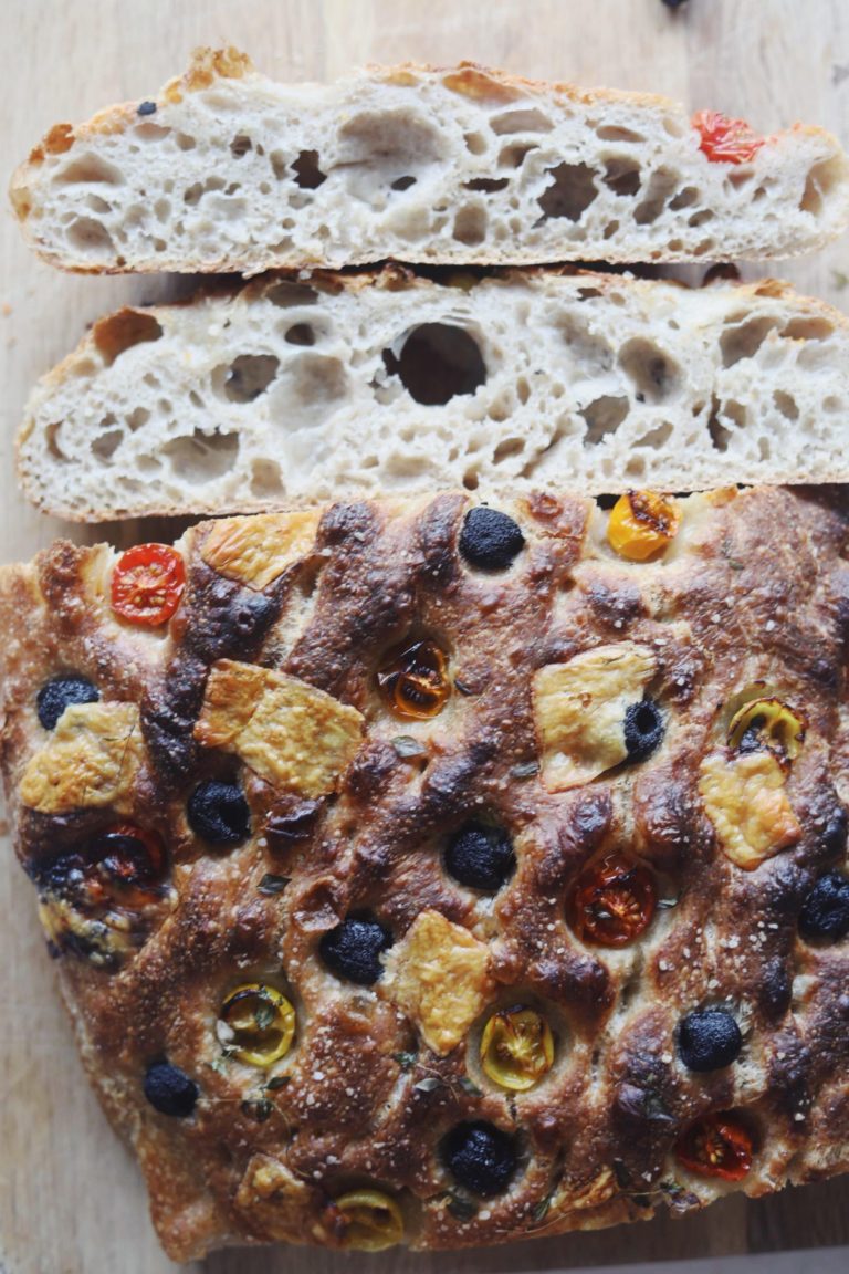Focaccia med surdej - Opskrift på surdejsfocaccia brød med store lufthuller