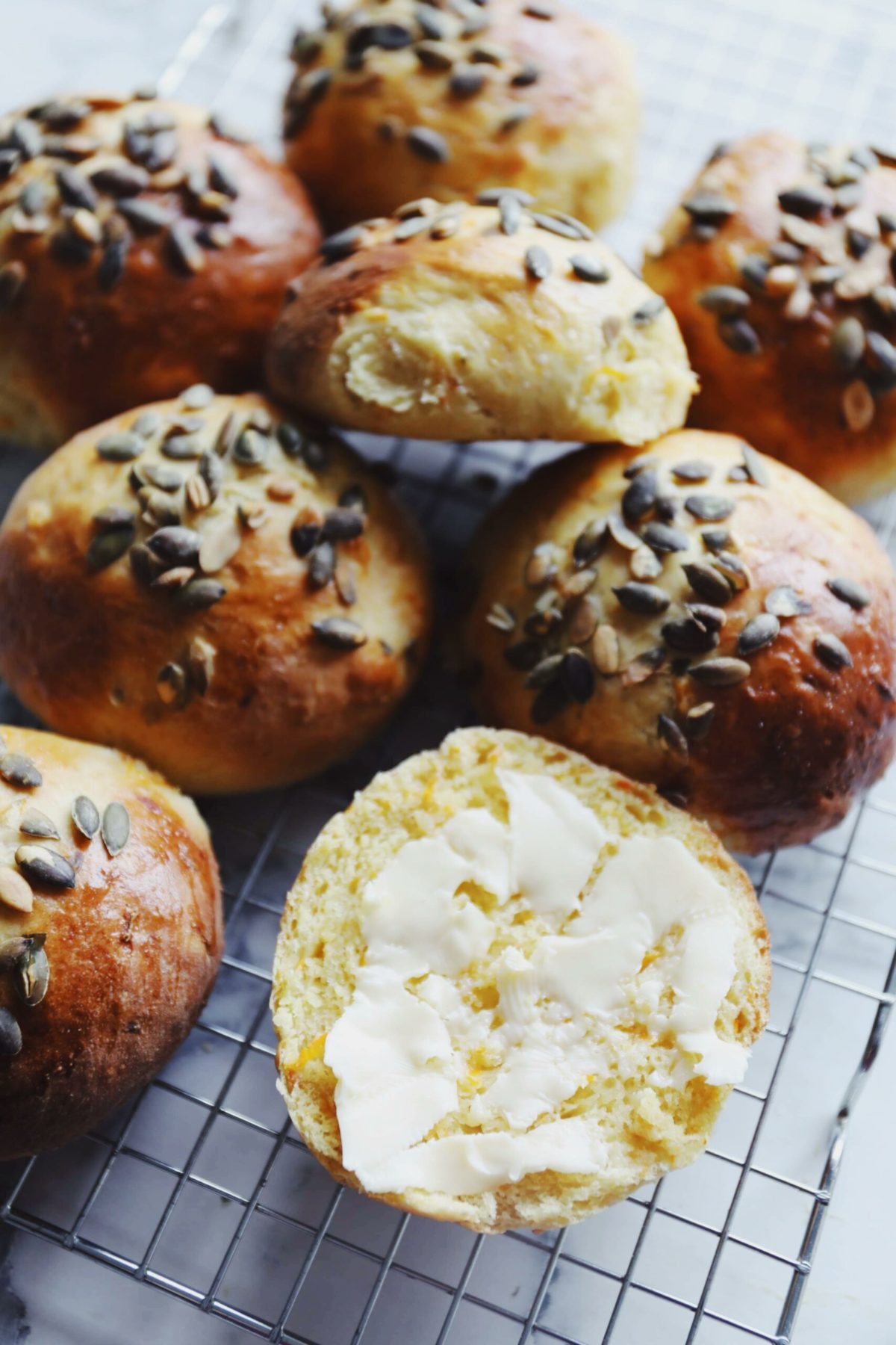 Gulerodsboller - Opskrift på de bedste bløde og luftige gulerodsboller