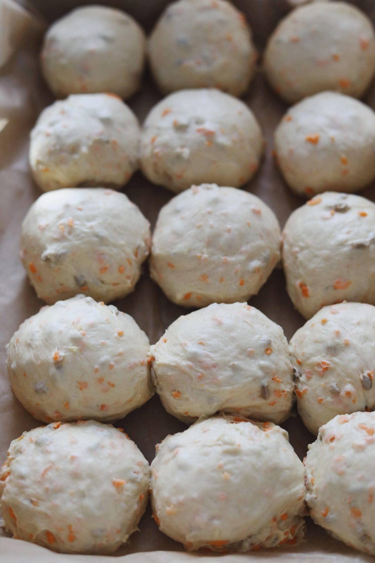 Gulerodsboller - Opskrift på de bedste bløde og luftige gulerodsboller