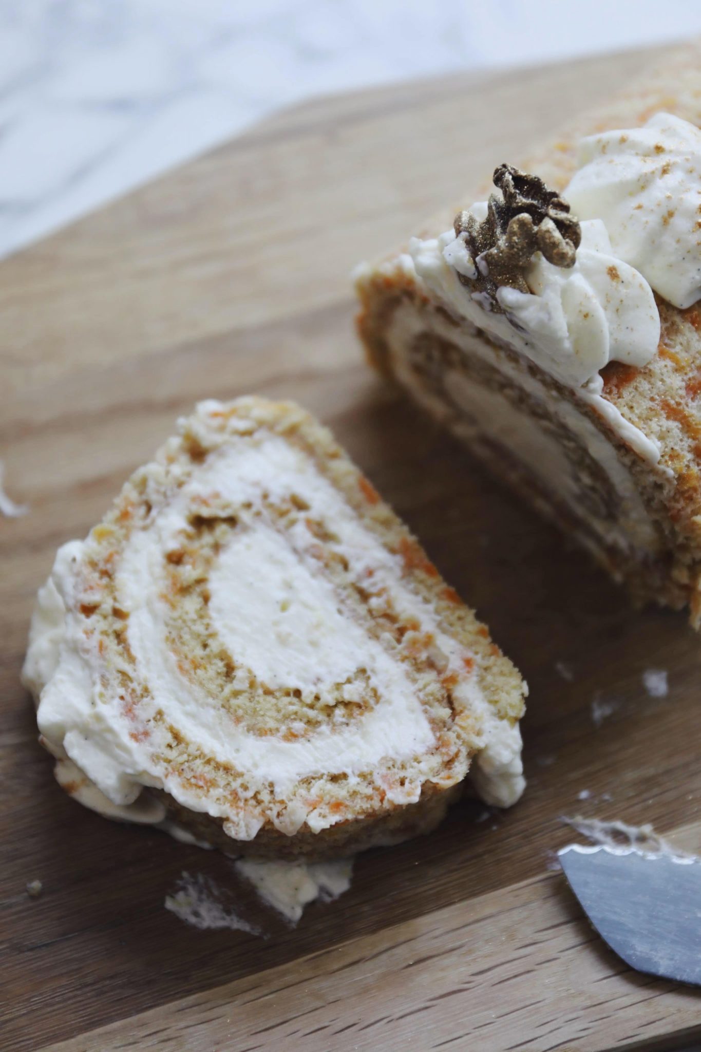 Gulerodskage-roulade - Opskrift på den lækreste roulade ala gulerodskage