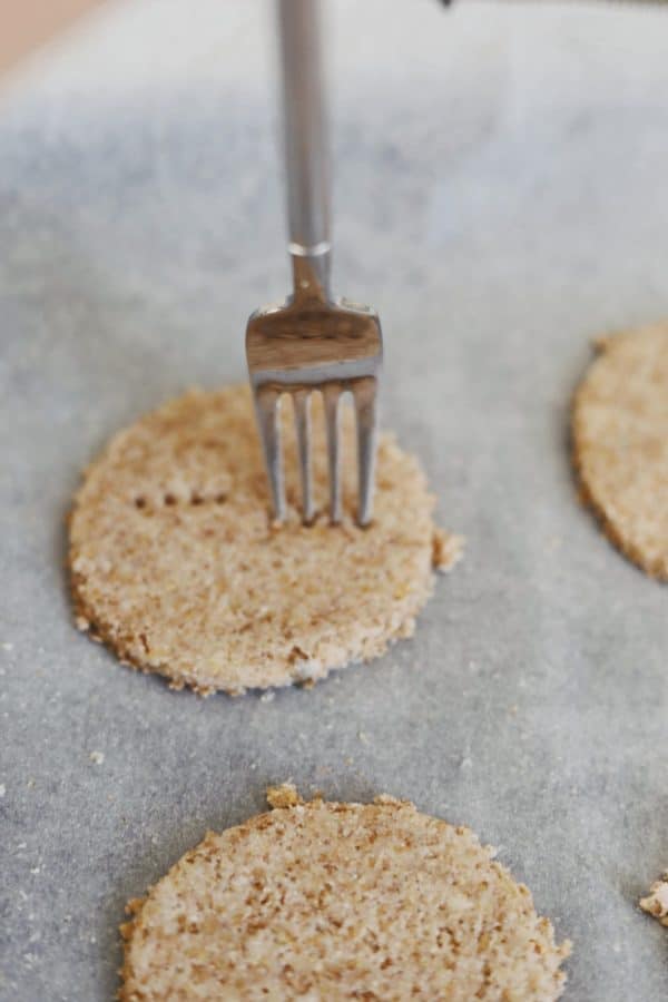 Hjemmebagte Digestive kiks med chokolade - Opskrift på hjemmebagte ...