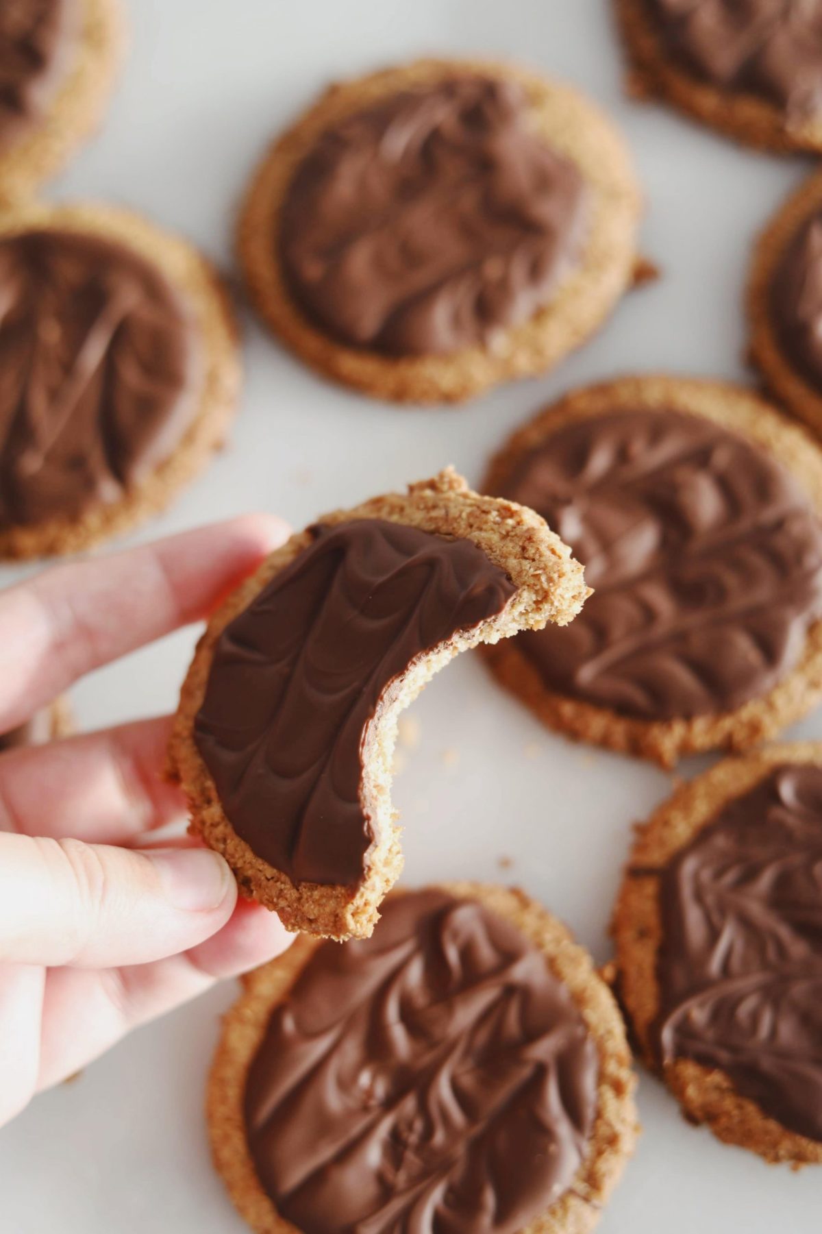 Hjemmebagte Digestive kiks med chokolade - Opskrift på hjemmebagte ...