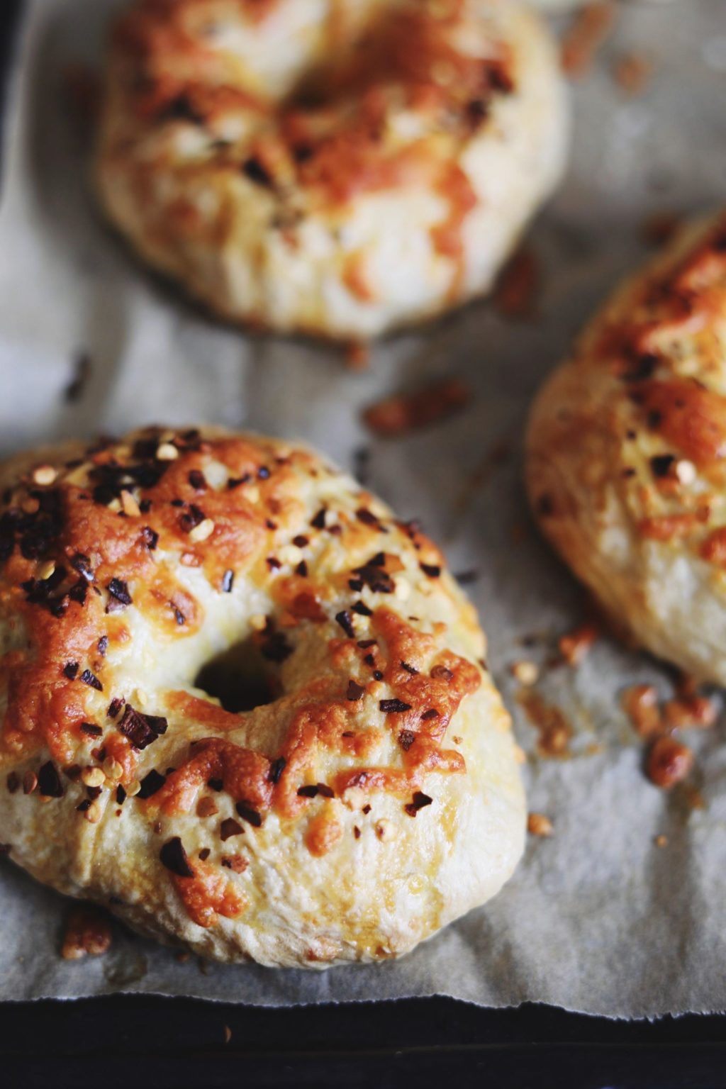 Hjemmebagte chili cheddar bagels - Opskrift på bagels med cheddar og chili