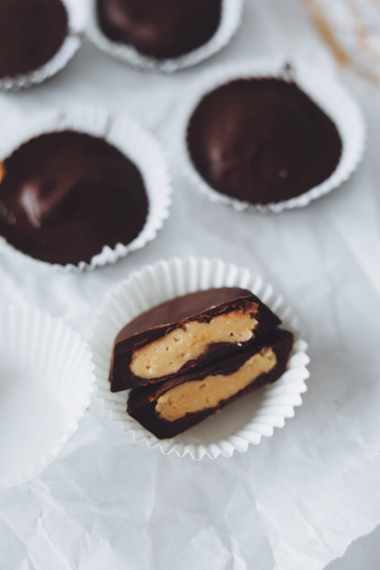 Hjemmelavede peanut butter cups - opskrift på peanut butter fyld