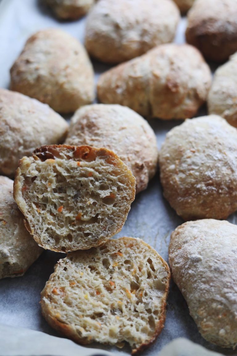 Koldhævede sprøde gulerodsboller - Opskrift på lækre koldhævede ...