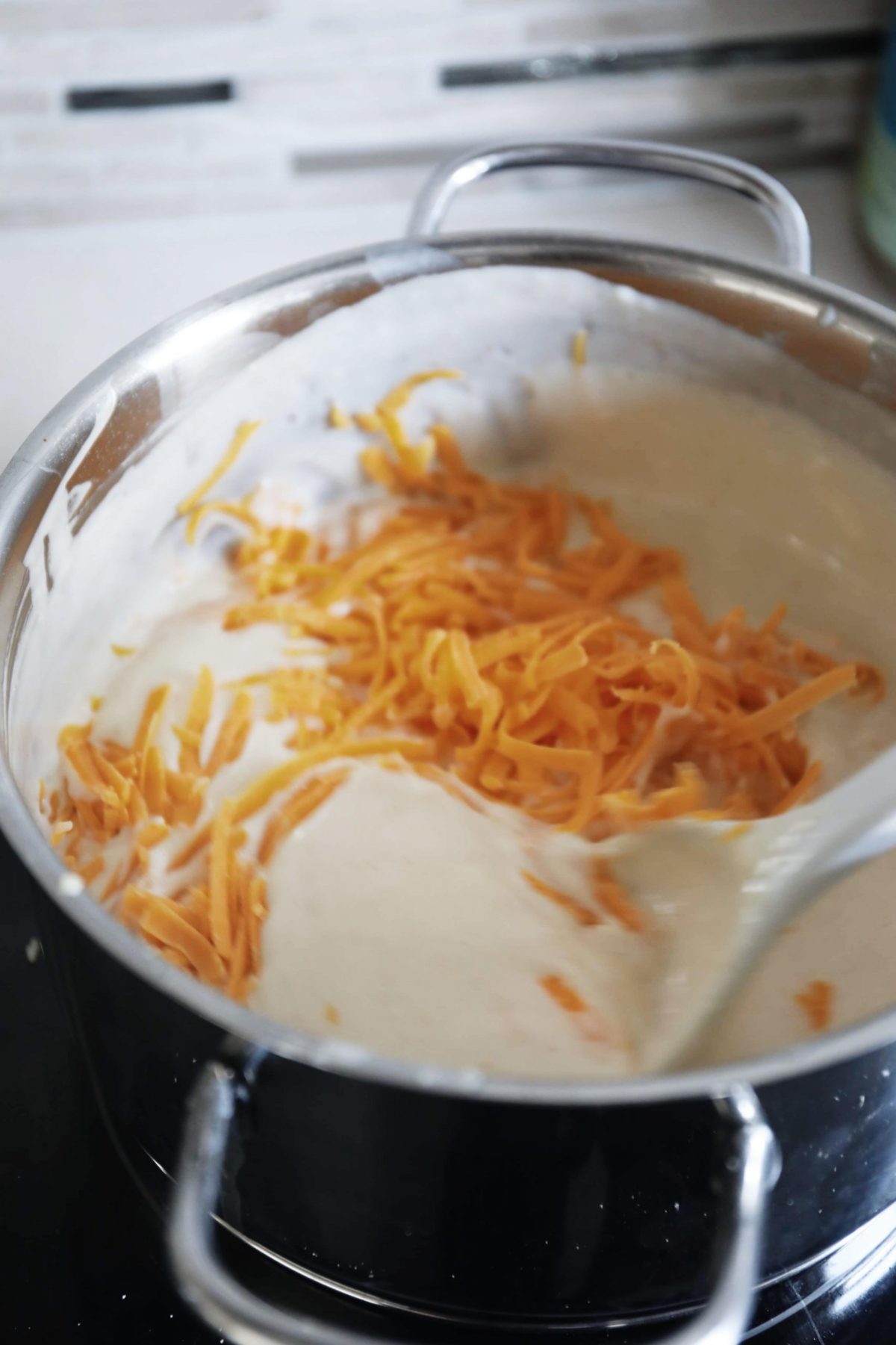 Mac and cheese - Opskrift på cremet ostesauce med makaroni