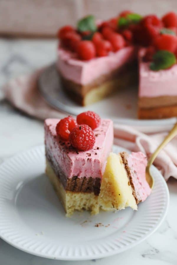 Mazarin cake with chocolate and raspberries - Frederikke Wærens