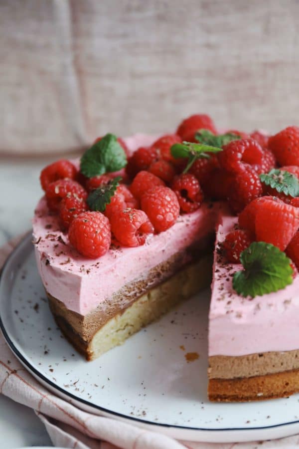 Mazarin cake with chocolate and raspberries - Frederikke Wærens