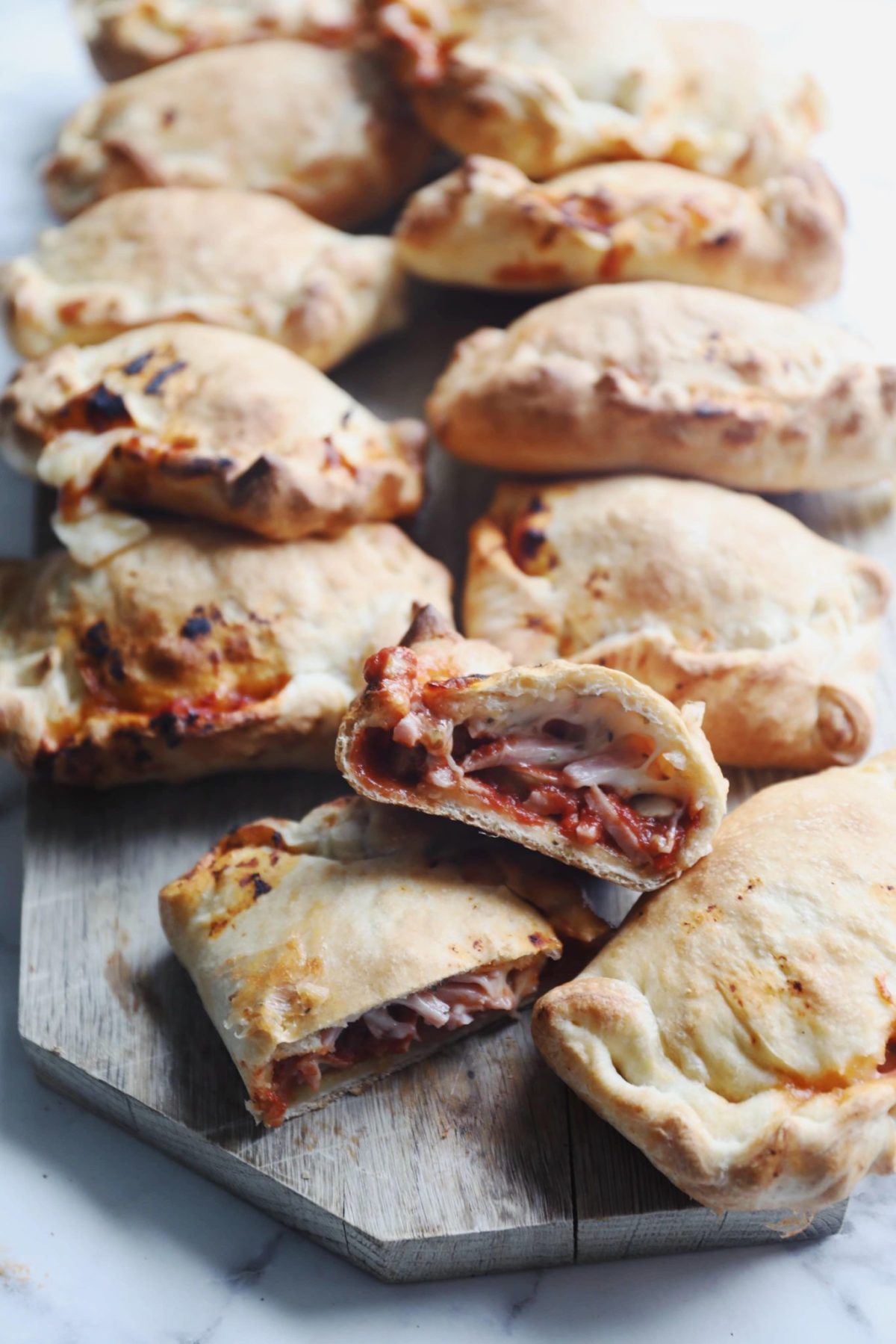 Mini calzone med skinke og champignon - Opskrift på små calzone pizzaer