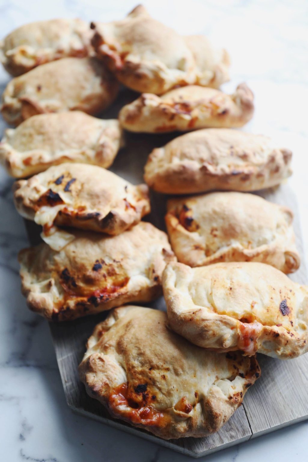 Mini calzone med skinke og champignon - Opskrift på små calzone pizzaer