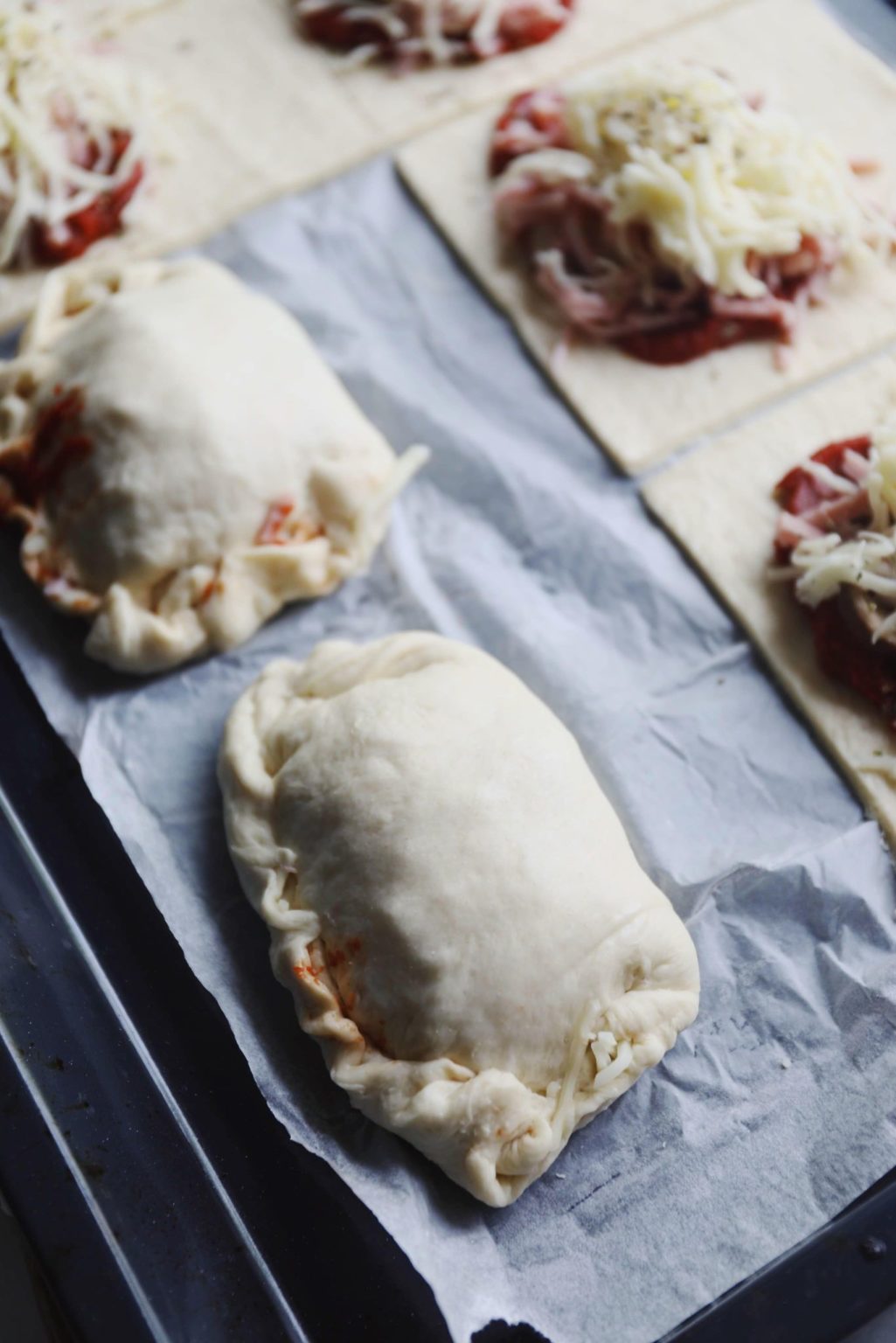 Mini calzone med skinke og champignon - Opskrift på små calzone pizzaer