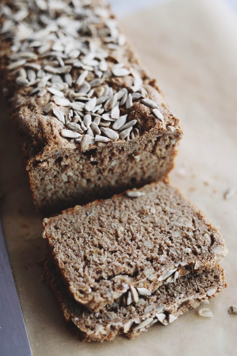 Nemt rugbrød uden surdej - Opskrift på nemt hjemmebagt lyst rugbrød