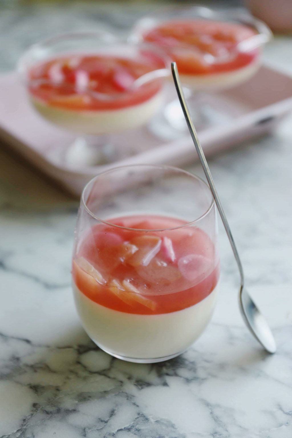 Panna cotta med rabarber - Opskrift på panna cotta med syltede rabarber