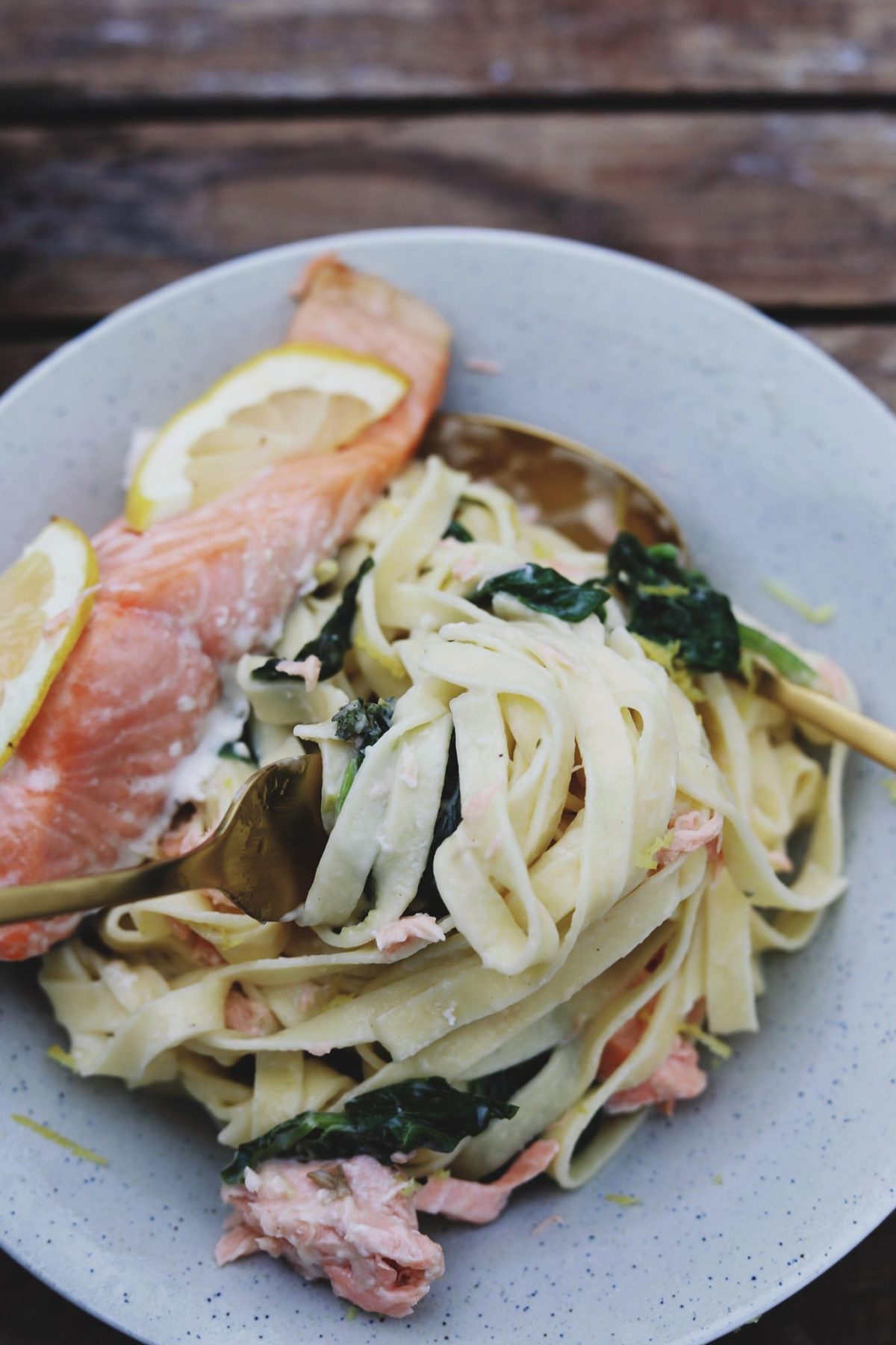 Pasta med laks, citronsauce og spinat - Lækker opskrift på pastaret med ...