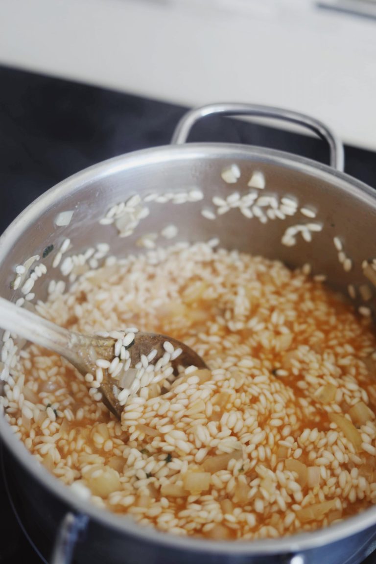 Pizza risotto - Opskrift på cremet risotto med smag af pizza med oregano