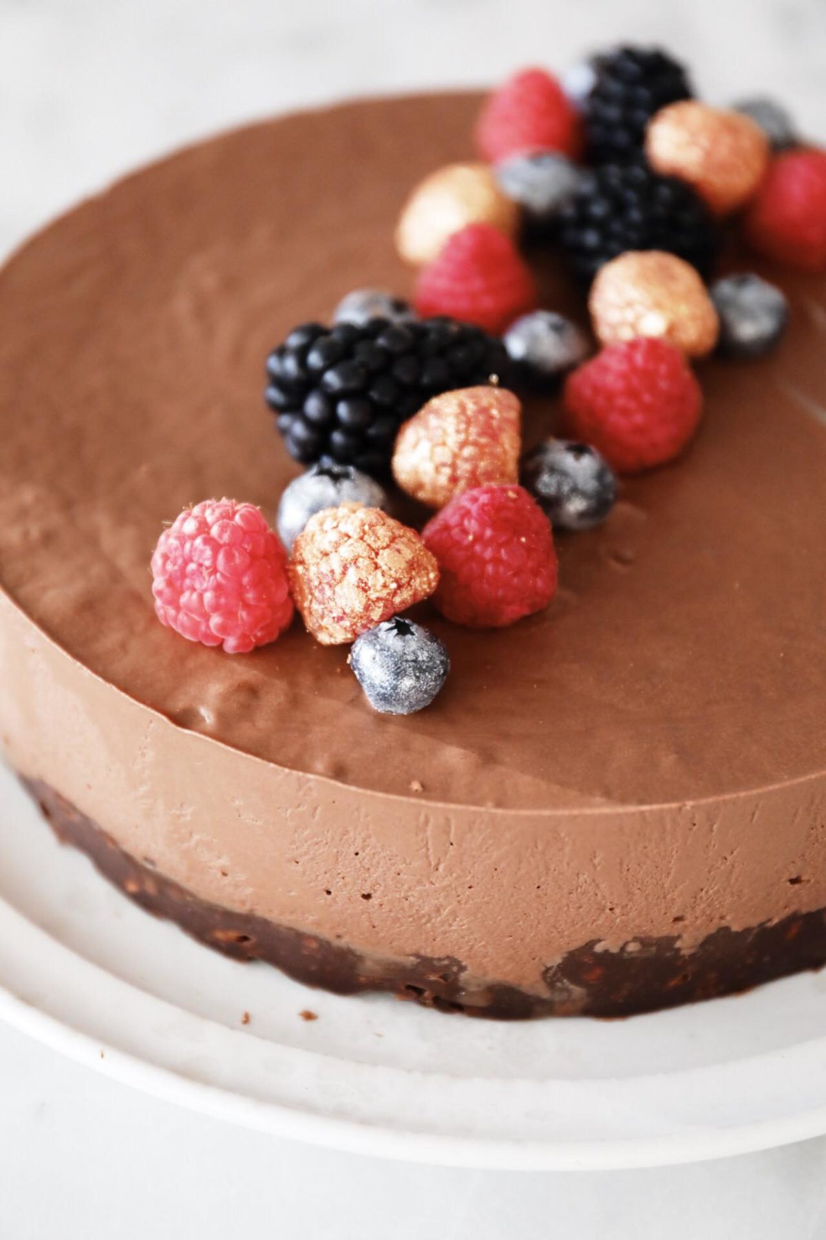 Hurtig kage med kiks, karamel, flødeskum og jordbær