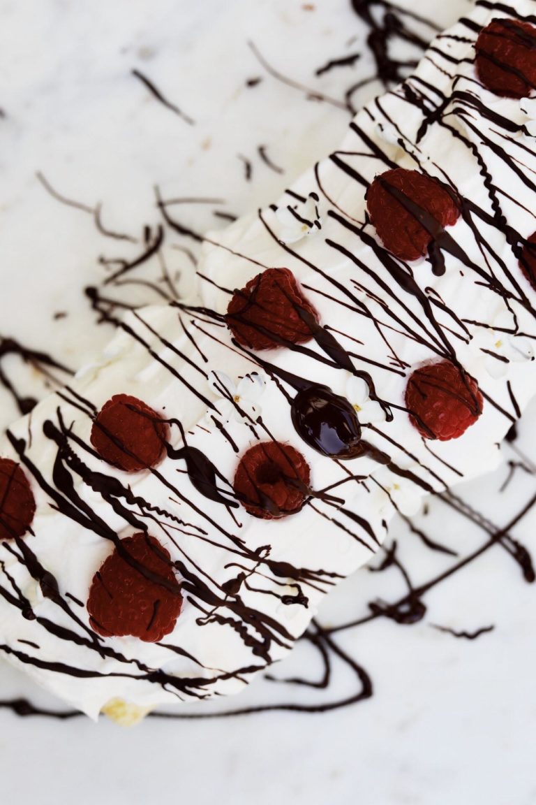 Roulade med chokoladecreme og hindbær - den bedste chokoladecreme Roulade med chokoladecreme og hindbær - den bedste chokoladecreme