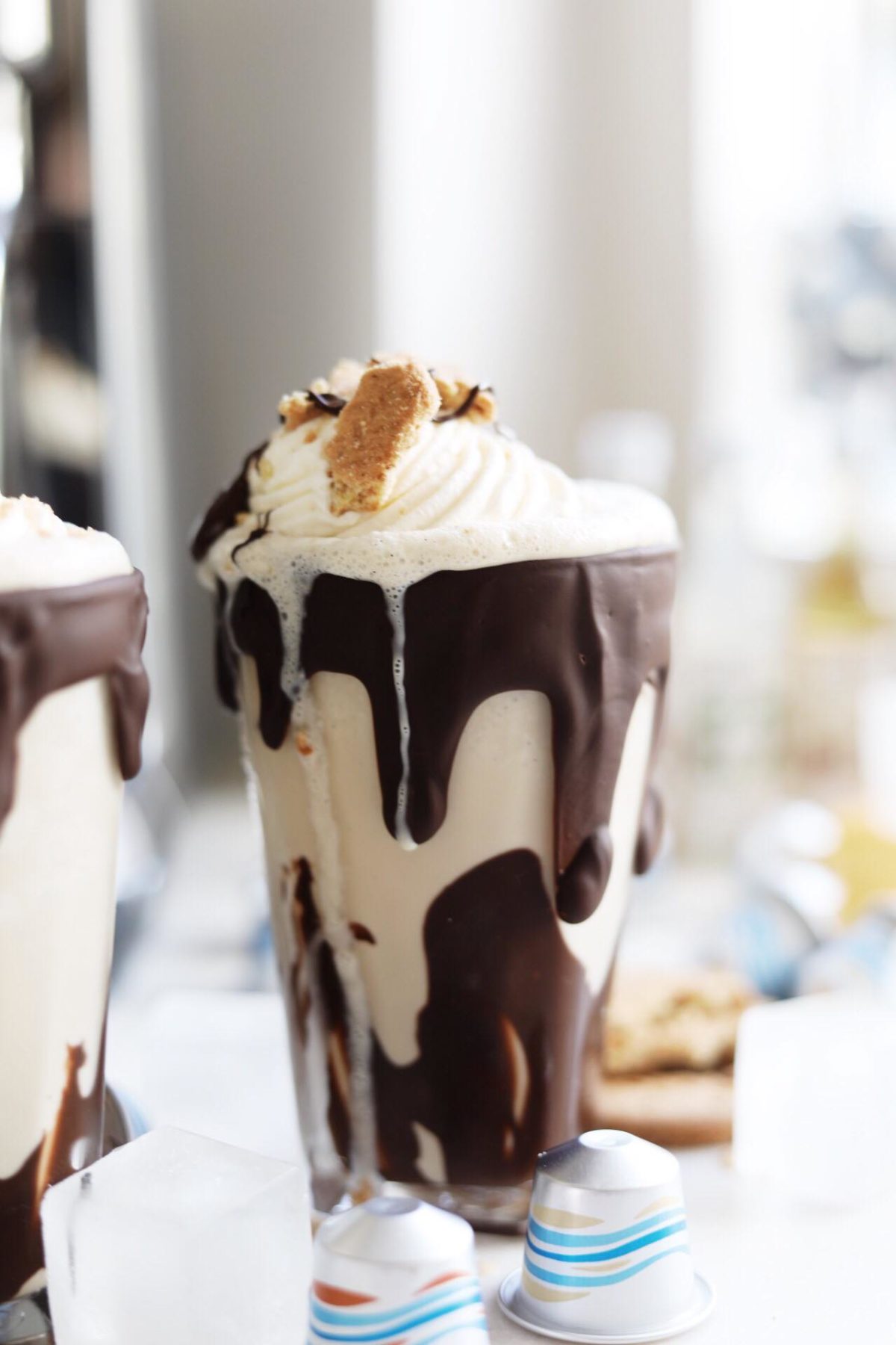 Dalgona kaffe (iskaffe med kaffeskum) - Opskrift på den bedste iskaffe