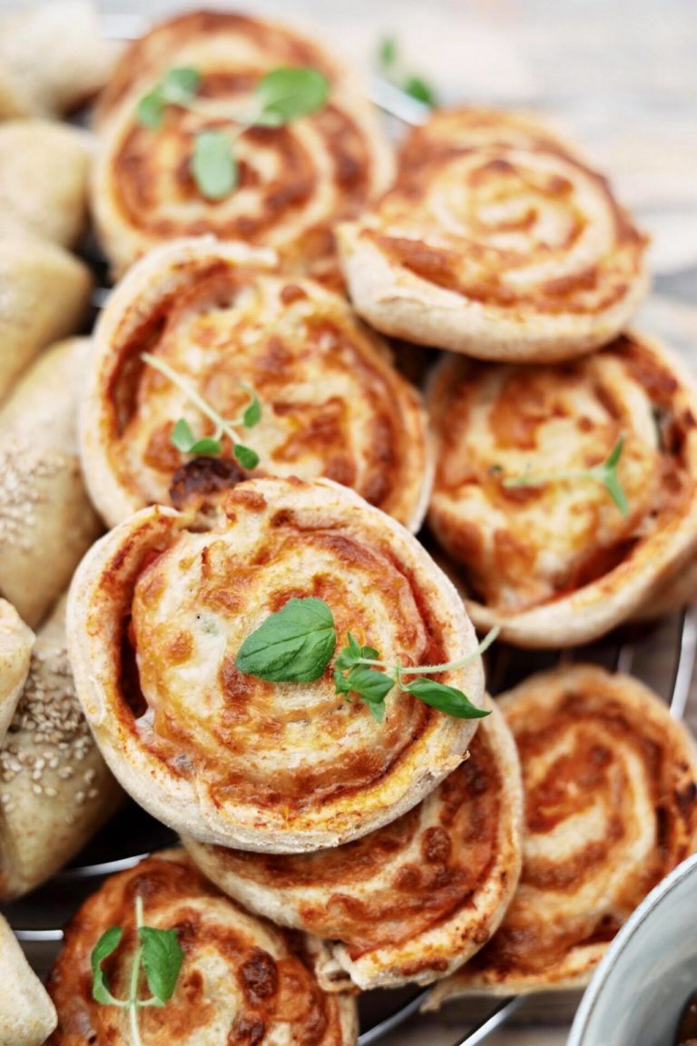 Snacks til kør selv ferien - opskrift på pølsehorn og pizzasnegle