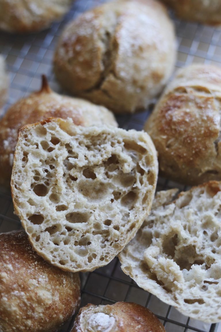 Focaccia med surdej - Opskrift på surdejsfocaccia brød med store lufthuller