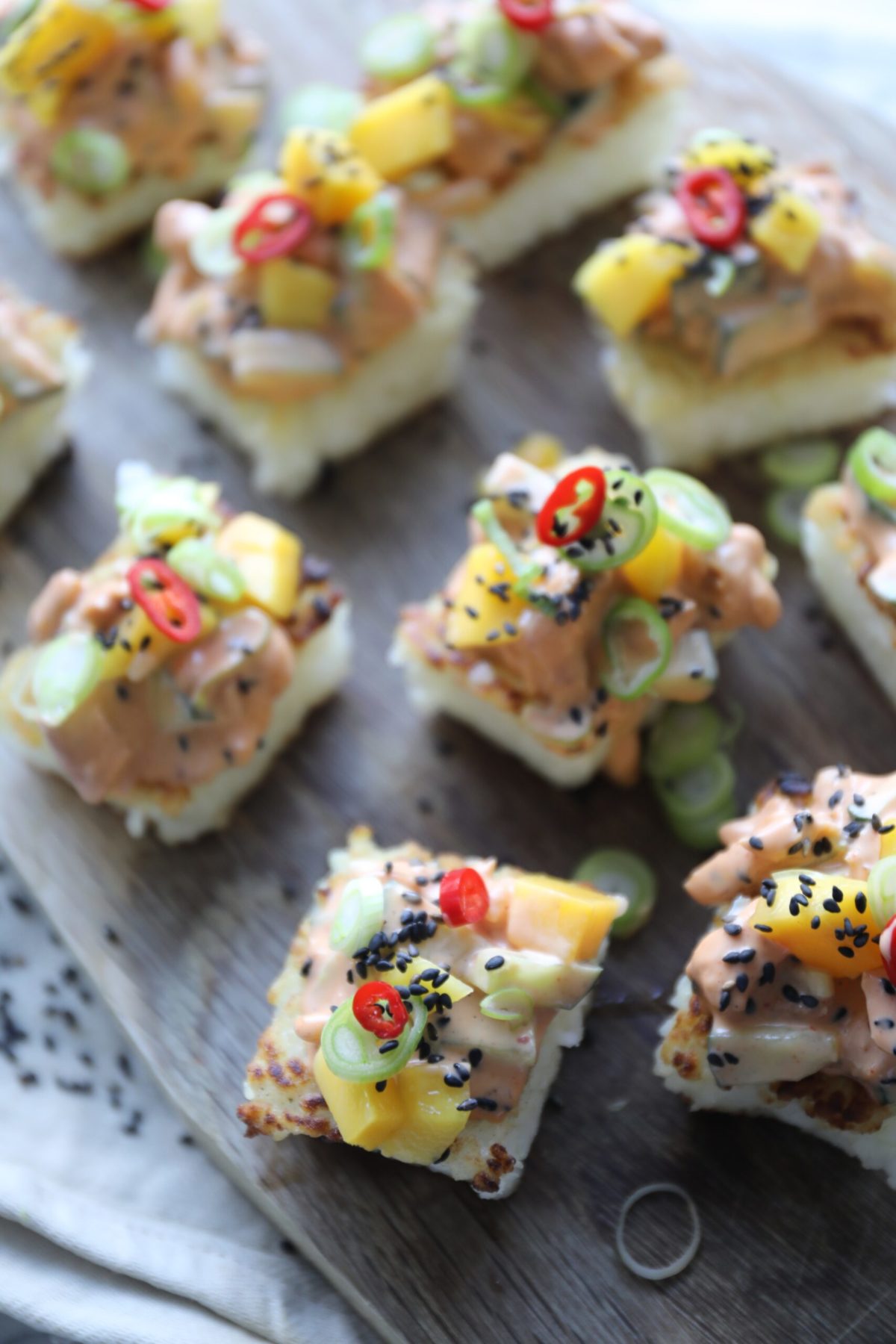 Sprøde ris med laks - Opskrift på sprøde stegte risfirkanter med spicy laks