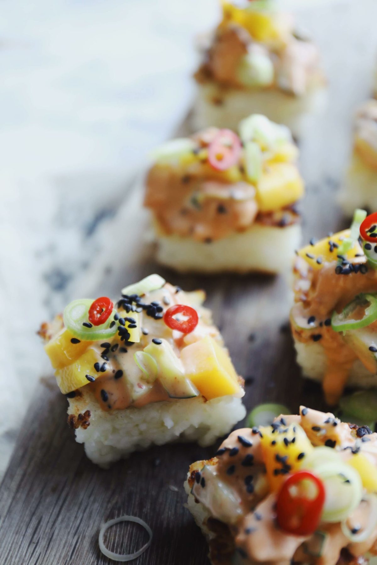 Sprøde ris med laks - Opskrift på sprøde stegte risfirkanter med spicy laks