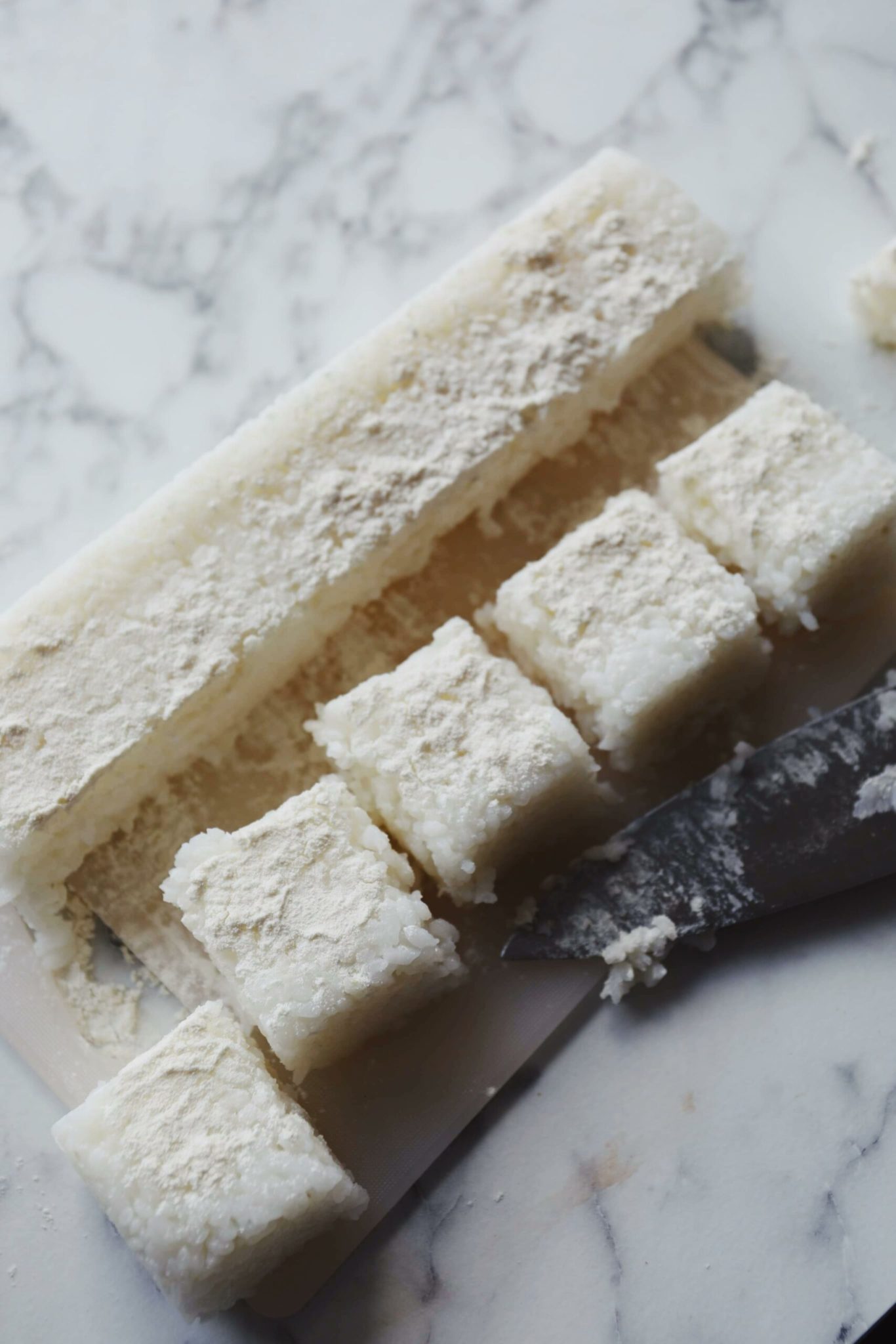 Sprøde ris med laks - Opskrift på sprøde stegte risfirkanter med spicy laks