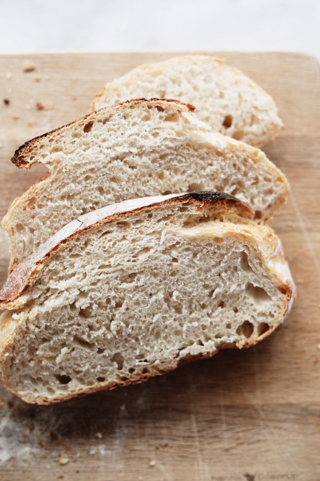 Focaccia med surdej - Opskrift på surdejsfocaccia brød med store lufthuller