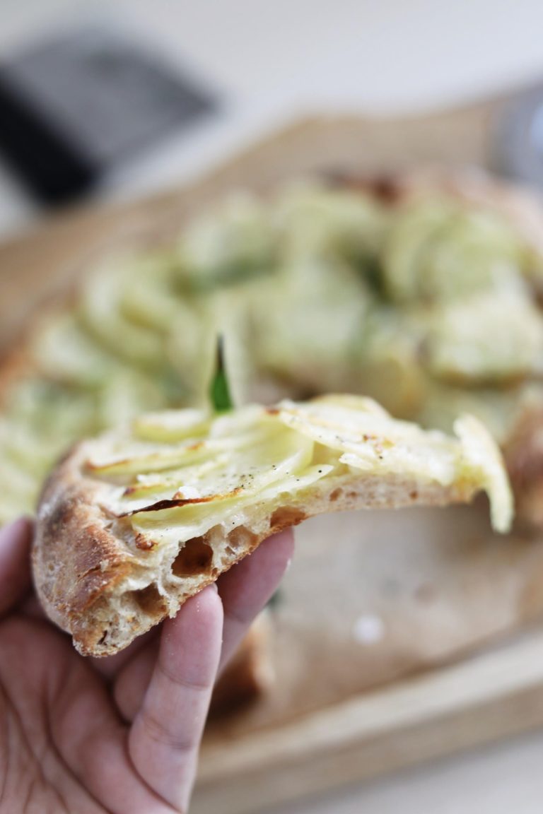 Focaccia med surdej - Opskrift på surdejsfocaccia brød med store lufthuller