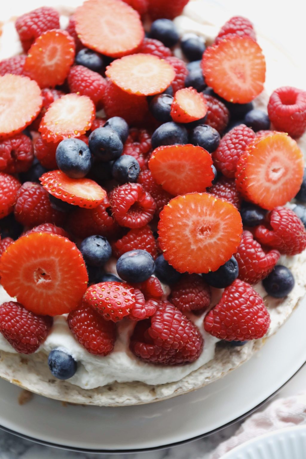 TUC kage med skum og bær